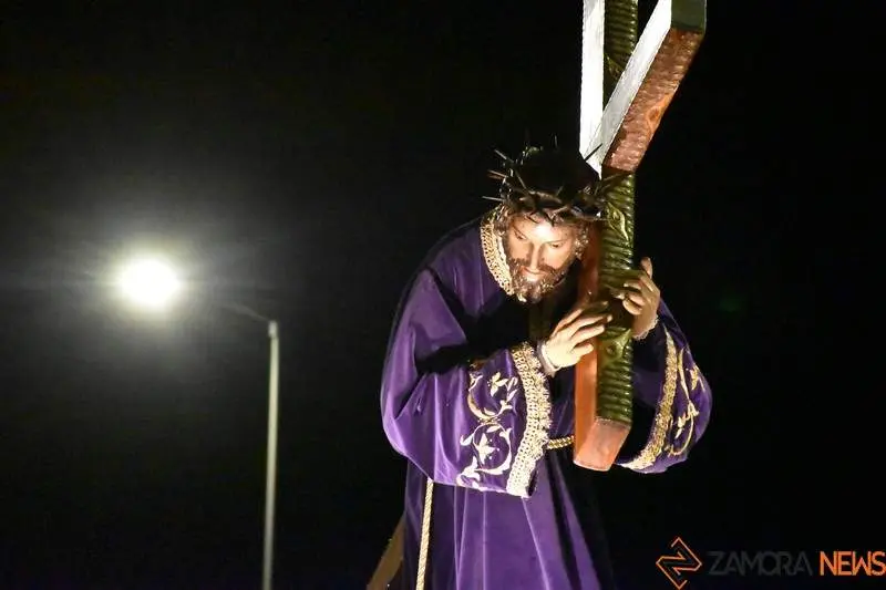 El Nazareno toma la Cruz y abre el tiempo de Pasión