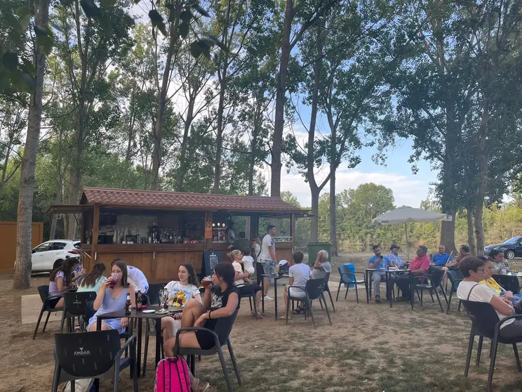 Música, sorpresas y diversión en la inauguración del chiringuito "La ...
