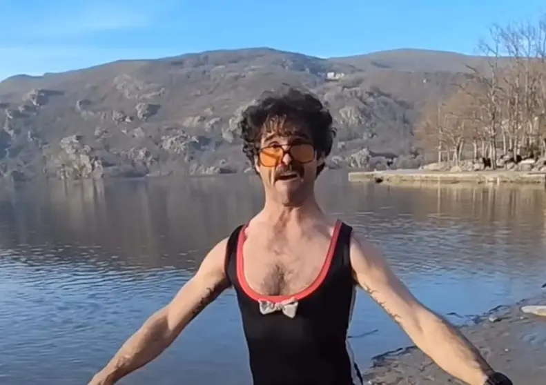 El carismático gimnasta de la televisión que disfruta del Lago de Sanabria