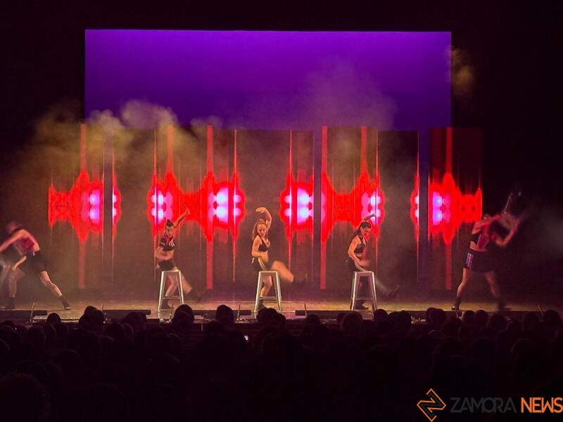 Explosión de danza y percusión de mayumana